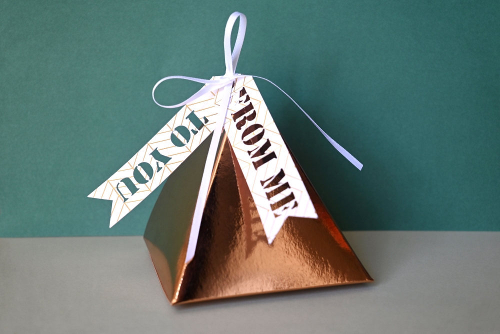 Pyramid gift box and tag